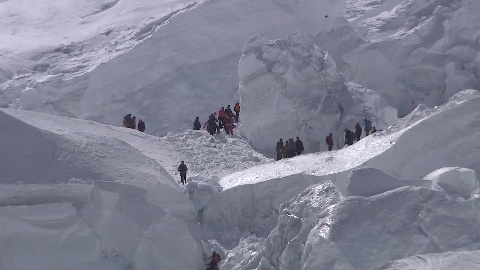 AVALANCHA EN EL EVEREST - Primicia Diario